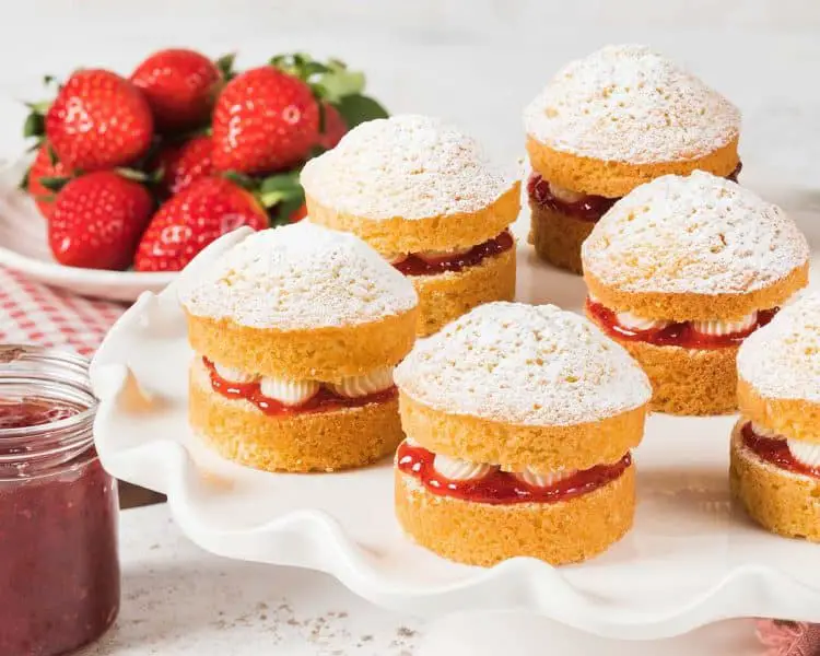 Mini Victoria Sponge Cakes | Movers and Bakers